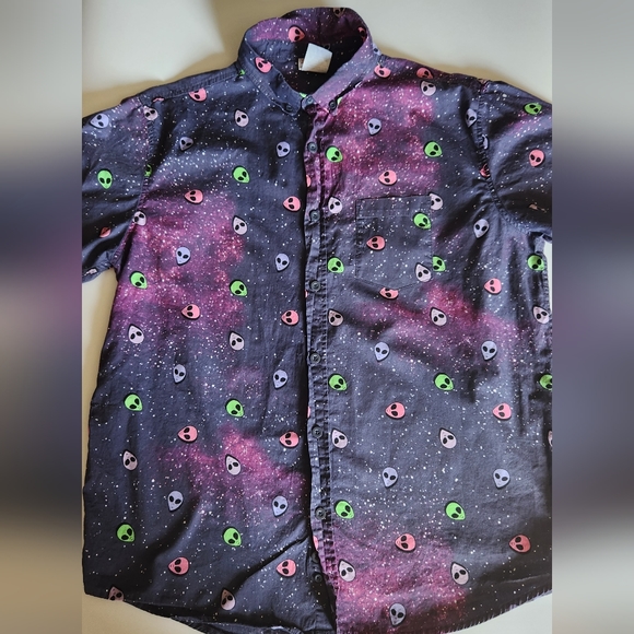 Spencer's | Shirts | Spencers Alien Graphic Button Down Short Sleeve ...